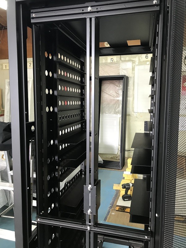 ラック配電の簡素化【特集】 | DataCenter Cafe